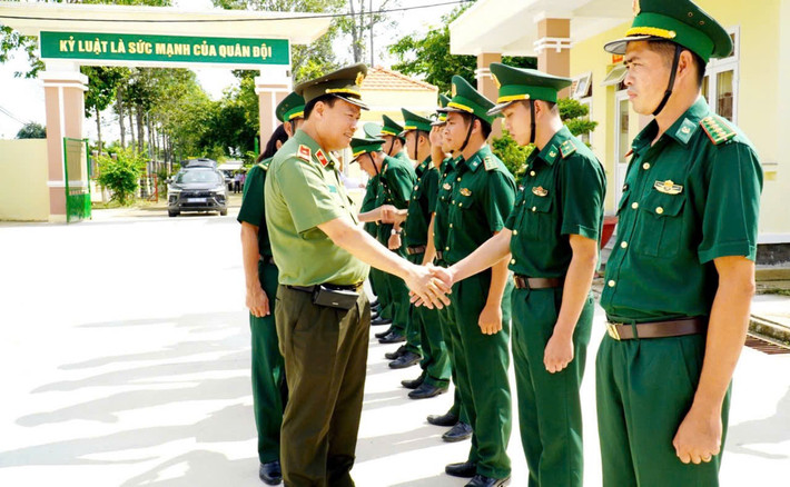 Trung tướng Lê Tấn Tới thăm và động viên cán bộ, chiến sĩ Đồn Biên phòng Long Khốt - Báo Long An ...